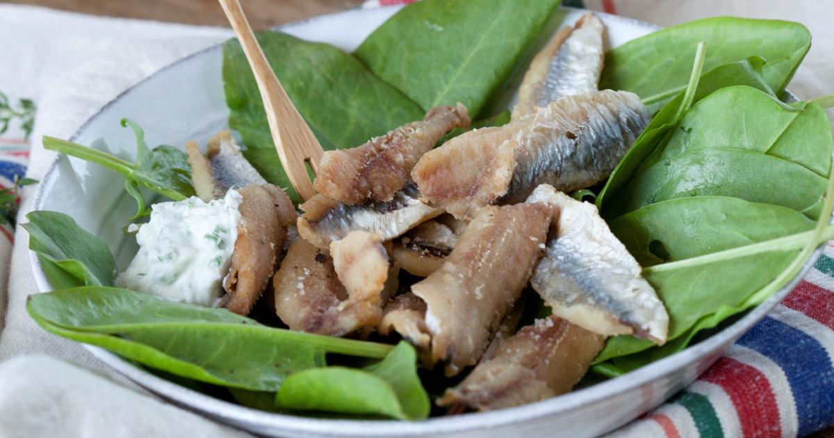 Gefrituurde West-Vlaamse gerookte sprot met tartaar van geitenkaas ...